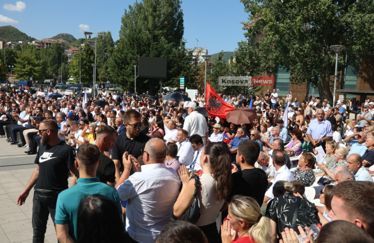 Faton Peci dhe Albin Kurti nisin bashkë fushatën në zemër të Mitrovicës ...