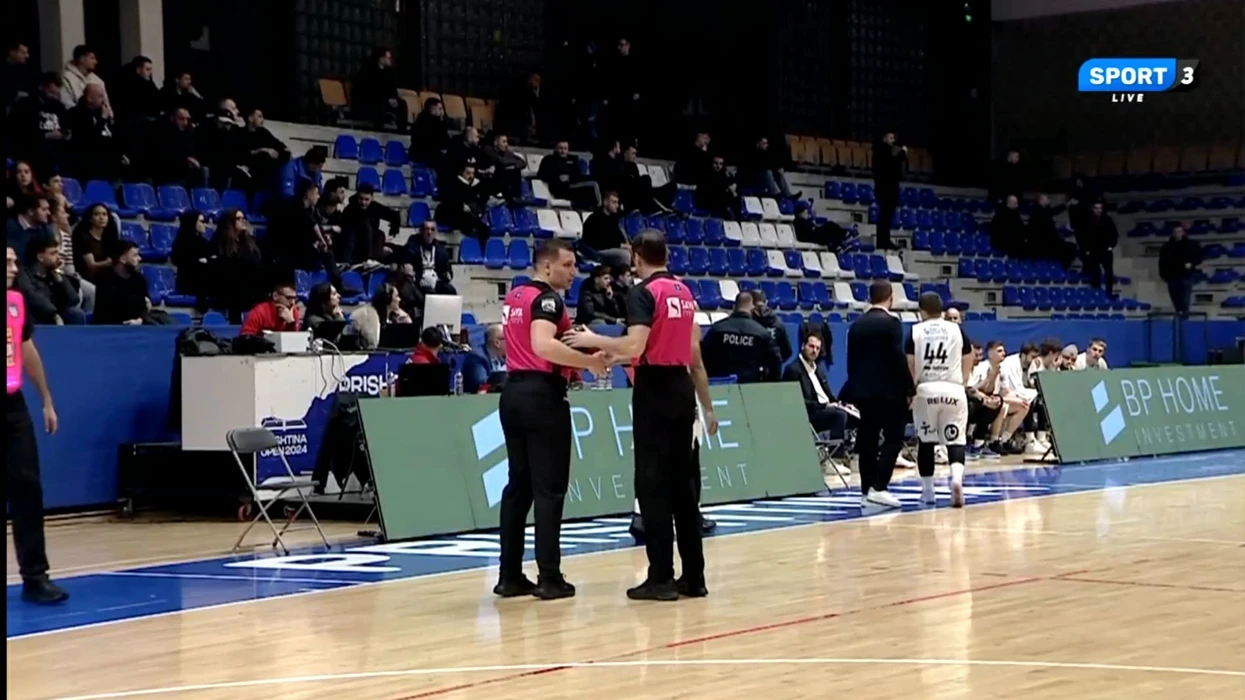 “Plisat” hedhin gjësende në parket, ndërpritet ndeshja Ylli – Prishtina ...